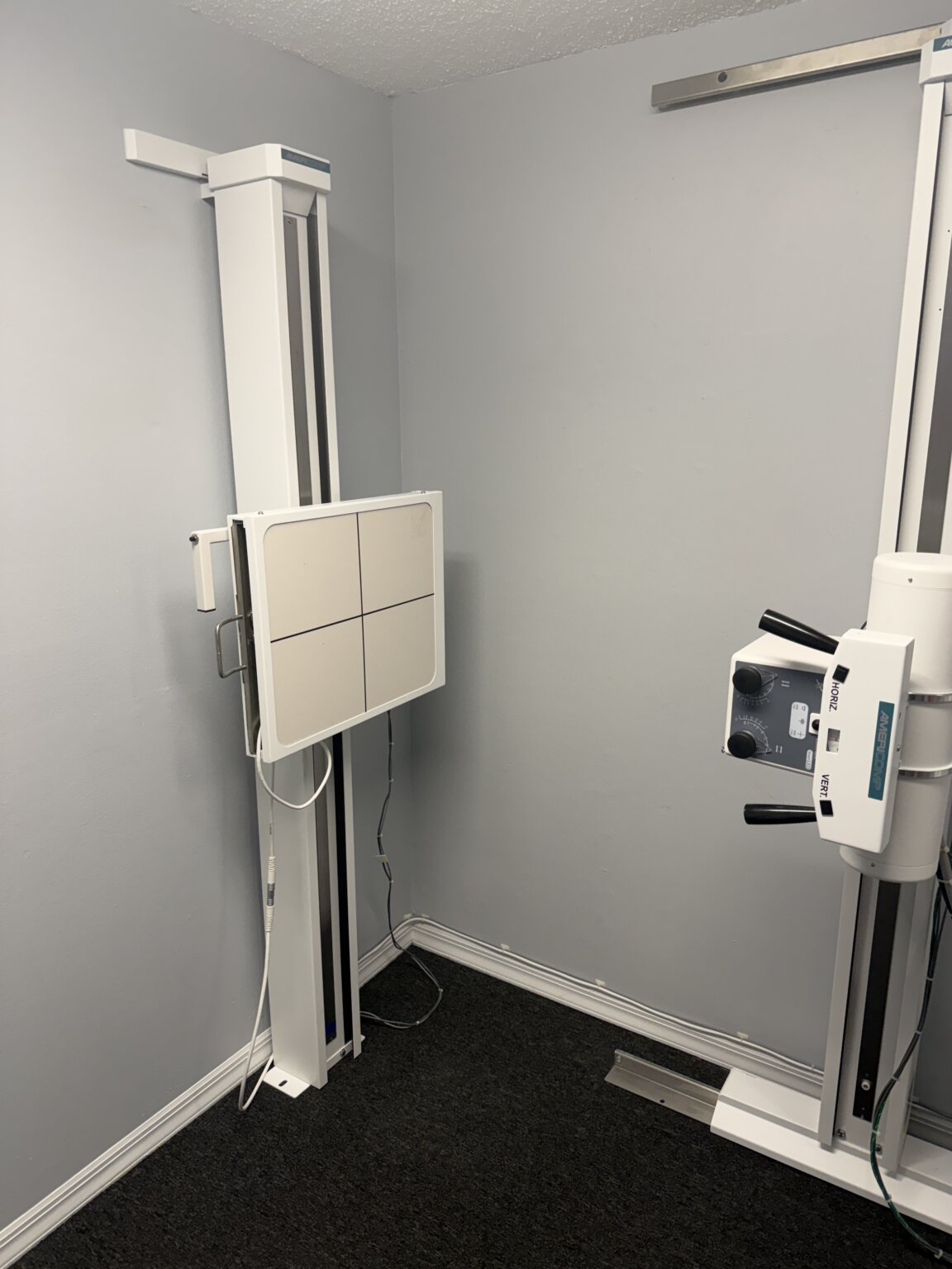 Digital X-Ray machine and PC - Planet Chiropractic