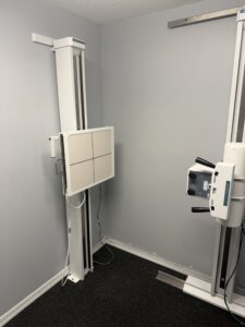 Digital X-Ray machine and PC - Planet Chiropractic